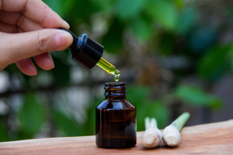 8 Unmistakable Signs Your Essential Oils Are FAKE