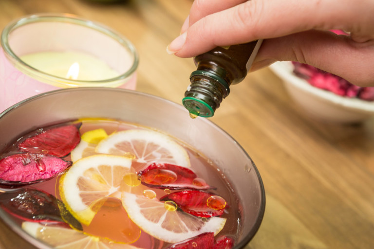 8 Unmistakable Signs Your Essential Oils Are FAKE
